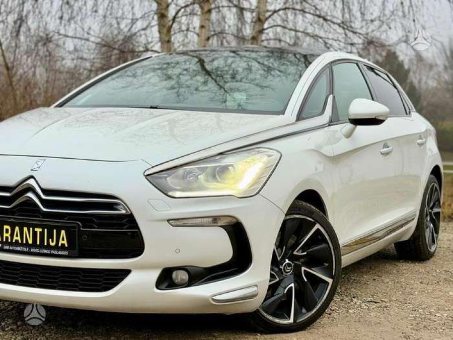 White Citroen DS5 2013 in Siauliai, with an engine capacity of 2.00 L and mileage of 250 thousand km for 6999 €, photo 15 on AUTOMOTO.COM.LV