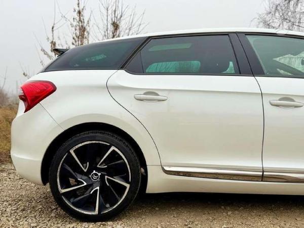 White Citroen DS5 2013 in Siauliai, with an engine capacity of 2.00 L and mileage of 250 thousand km for 5499 €, photo 9 on AUTOMOTO.COM.LV