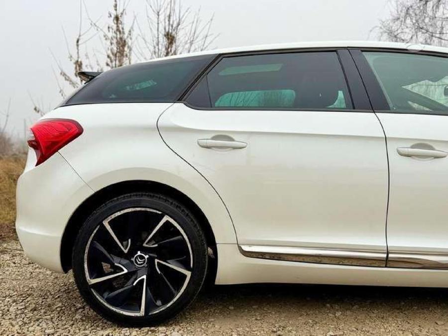 White Citroen DS5 2013 in Siauliai, with an engine capacity of 2.00 L and mileage of 250 thousand km for 5499 €, photo 9 on AUTOMOTO.COM.LV
