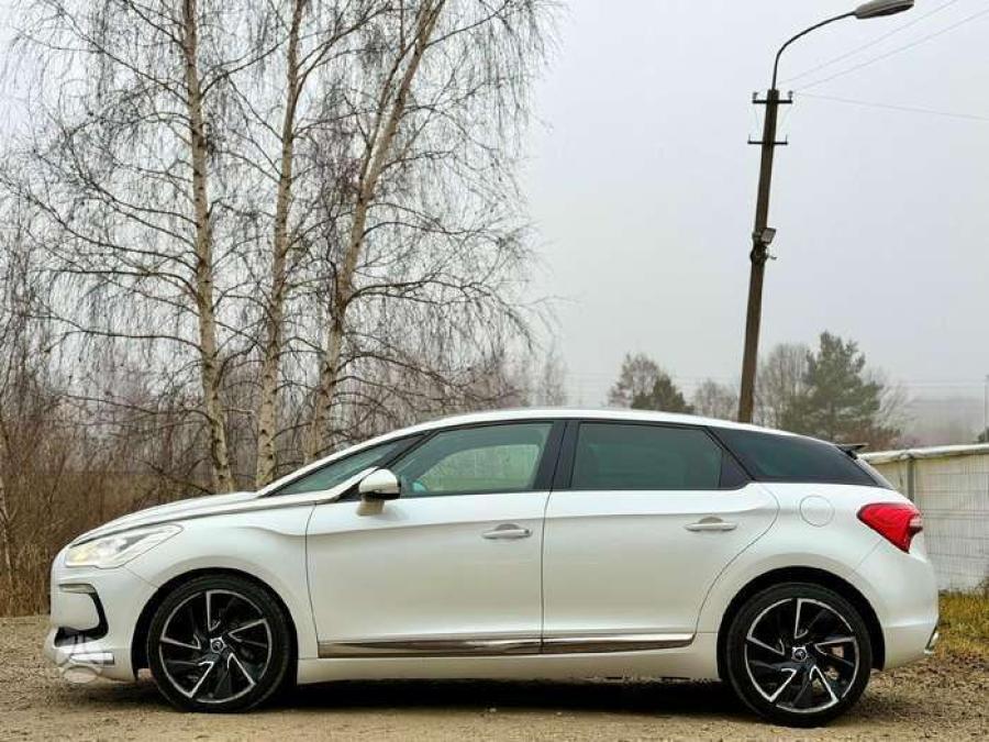 White Citroen DS5 2013 in Siauliai, with an engine capacity of 2.00 L and mileage of 250 thousand km for 5499 €, photo 13 on AUTOMOTO.COM.LV