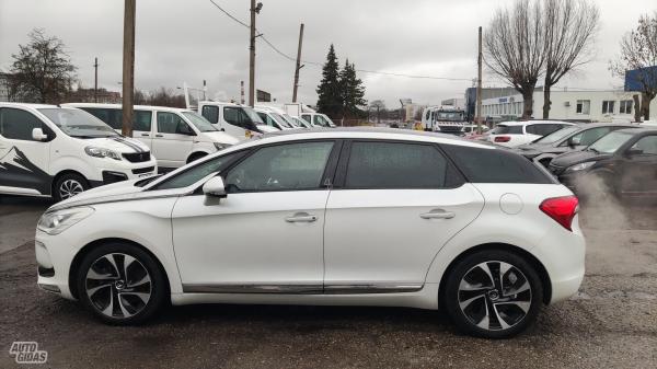 White Citroen DS5 2013 in Klaipeda, with an engine capacity of 2.00 L and mileage of 186 thousand km for 7890 €, photo 8 on AUTOMOTO.COM.LV