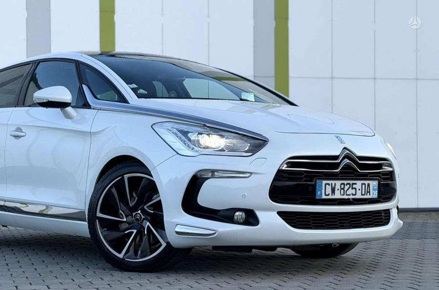 White Citroen DS5 2013 in Taurage, with an engine capacity of 2.00 L and mileage of 226 thousand km for 5800 €, photo 12 on AUTOMOTO.COM.LV
