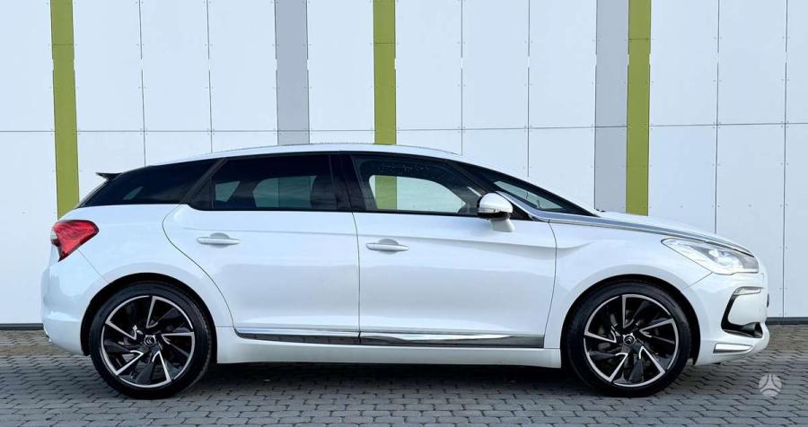 White Citroen DS5 2013 in Taurage, with an engine capacity of 2.00 L and mileage of 226 thousand km for 5800 €, photo 15 on AUTOMOTO.COM.LV