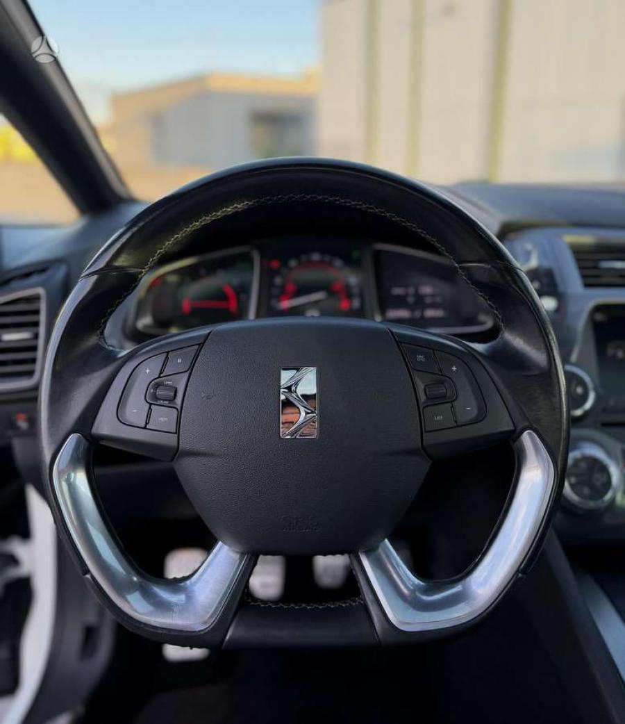 White Citroen DS5 2013 in Taurage, with an engine capacity of 2.00 L and mileage of 226 thousand km for 5800 €, photo 48 on AUTOMOTO.COM.LV