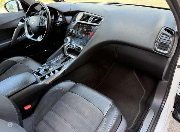 White Citroen DS5 2013 in Siauliai, with an engine capacity of 2.00 L and mileage of 246 thousand km for 5650 €, photo 7 on AUTOMOTO.COM.LV