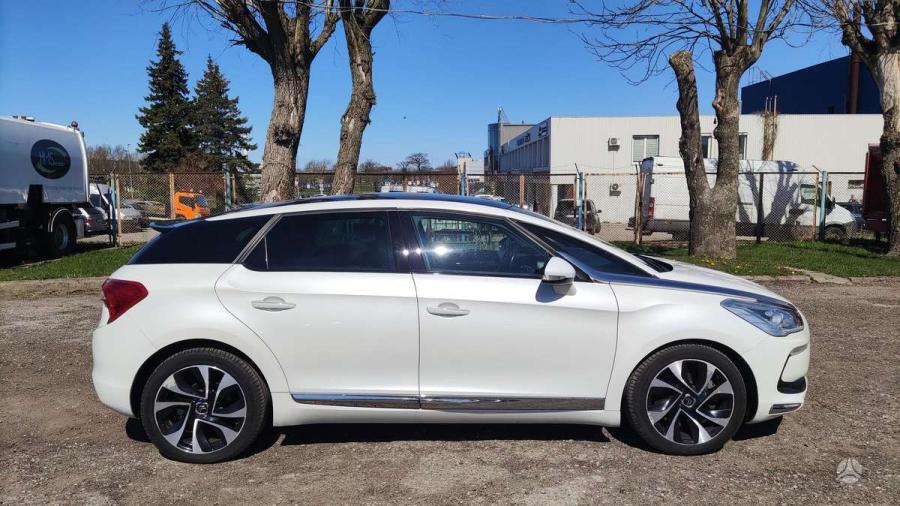 White Citroen DS5 2013 in Klaipeda, with an engine capacity of 2.00 L and mileage of 186 thousand km for 7590 €, photo 3 on AUTOMOTO.COM.LV