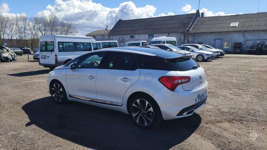 White Citroen DS5 2013 in Klaipeda, with an engine capacity of 2.00 L and mileage of 186 thousand km for 7590 €, photo 8 on AUTOMOTO.COM.LV