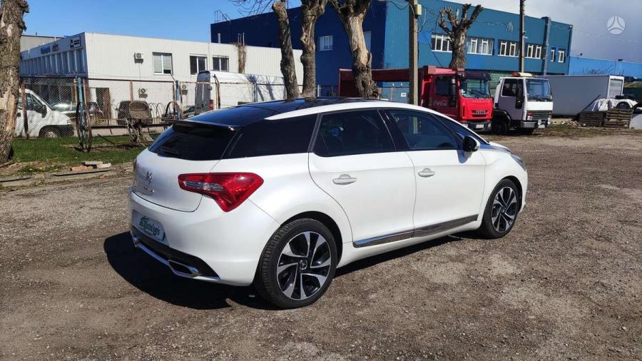 White Citroen DS5 2013 in Klaipeda, with an engine capacity of 2.00 L and mileage of 186 thousand km for 7590 €, photo 12 on AUTOMOTO.COM.LV