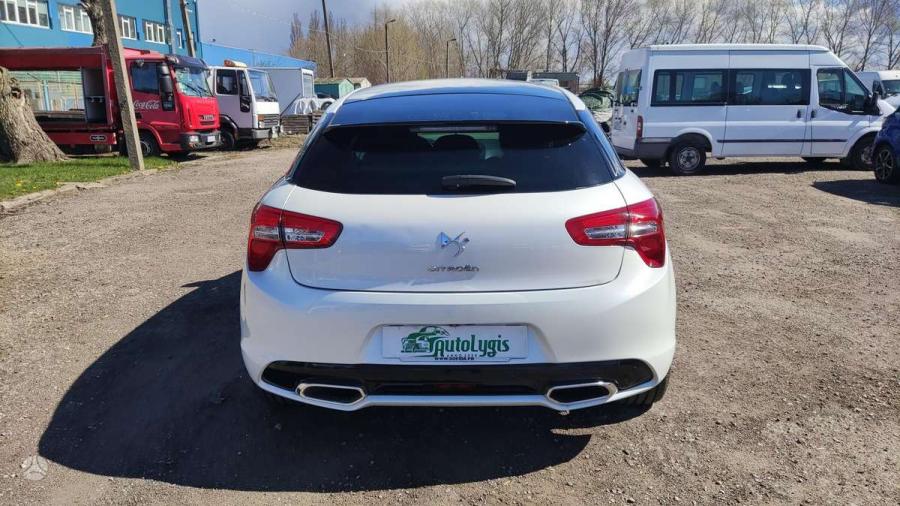 White Citroen DS5 2013 in Klaipeda, with an engine capacity of 2.00 L and mileage of 186 thousand km for 7590 €, photo 13 on AUTOMOTO.COM.LV