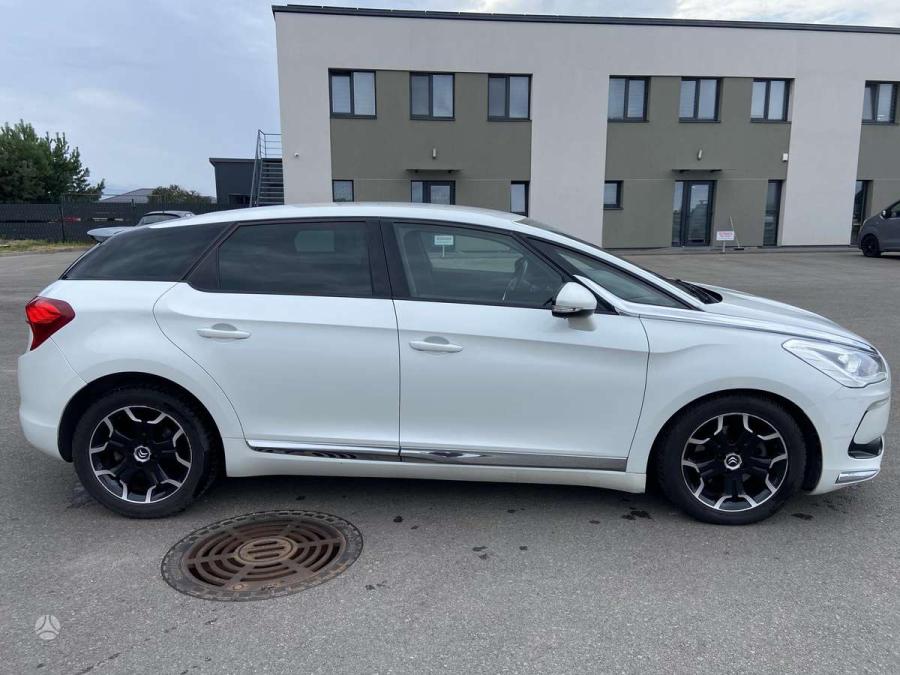 White Citroen DS5 2013 in Kaunas, with an engine capacity of 1.60 L and mileage of 229 thousand km for 4850 €, photo 5 on AUTOMOTO.COM.LV