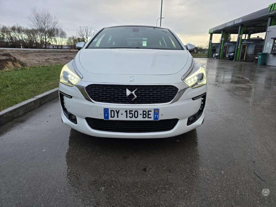 White Citroen DS5 2015 in Taurage, with an engine capacity of 2.00 L and mileage of 229 thousand km for 6900 €, photo 3 on AUTOMOTO.COM.LV
