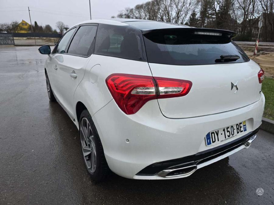 White Citroen DS5 2015 in Taurage, with an engine capacity of 2.00 L and mileage of 229 thousand km for 6900 €, photo 4 on AUTOMOTO.COM.LV