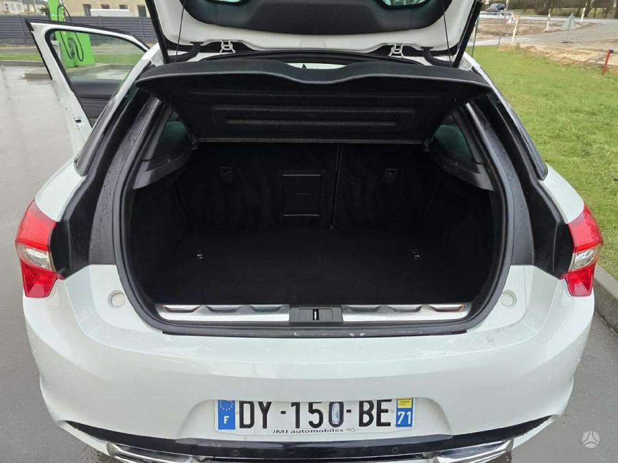 White Citroen DS5 2015 in Taurage, with an engine capacity of 2.00 L and mileage of 229 thousand km for 6900 €, photo 12 on AUTOMOTO.COM.LV