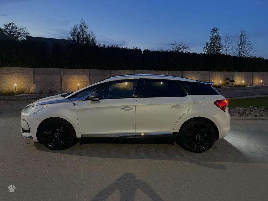 White Citroen DS5 2015 in Jurbarkas, with an engine capacity of 2.00 L and mileage of 380 thousand km for 4600 €, photo 1 on AUTOMOTO.COM.LV