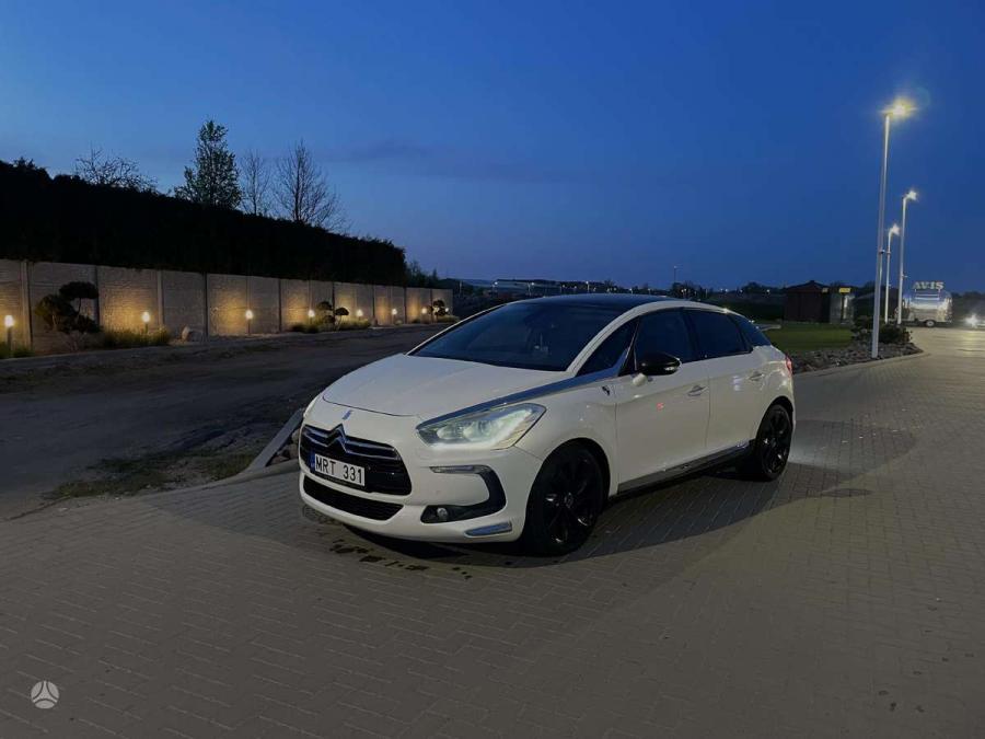 White Citroen DS5 2015 in Jurbarkas, with an engine capacity of 2.00 L and mileage of 380 thousand km for 4600 €, photo 2 on AUTOMOTO.COM.LV