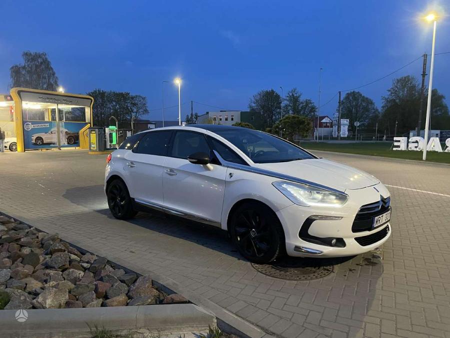White Citroen DS5 2015 in Jurbarkas, with an engine capacity of 2.00 L and mileage of 380 thousand km for 4600 €, photo 4 on AUTOMOTO.COM.LV