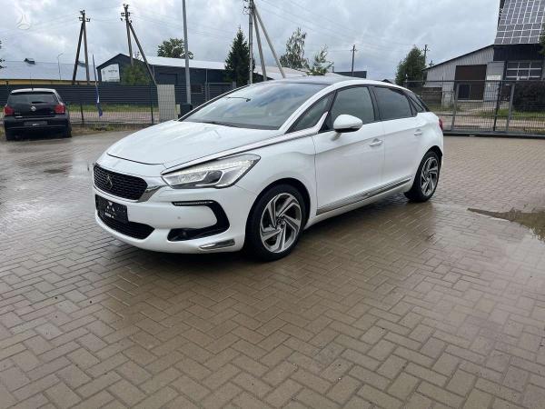 White Citroen DS5 2015 in Taurage, with an engine capacity of 2.00 L and mileage of 255 thousand km for 6300 €, photo 7 on AUTOMOTO.COM.LV
