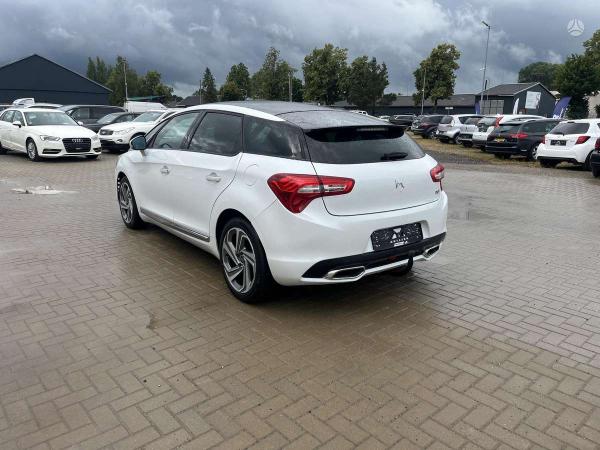 White Citroen DS5 2015 in Taurage, with an engine capacity of 2.00 L and mileage of 255 thousand km for 6300 €, photo 10 on AUTOMOTO.COM.LV