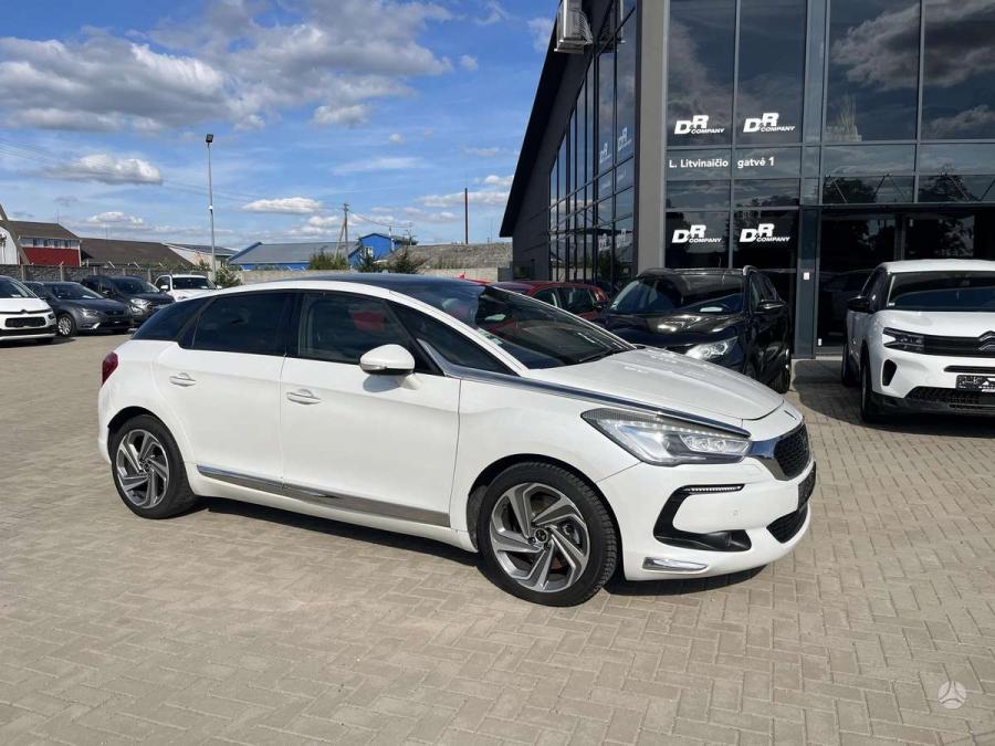 White Citroen DS5 2015 in Taurage, with an engine capacity of 2.00 L and mileage of 255 thousand km for 6300 €, photo 1 on AUTOMOTO.COM.LV