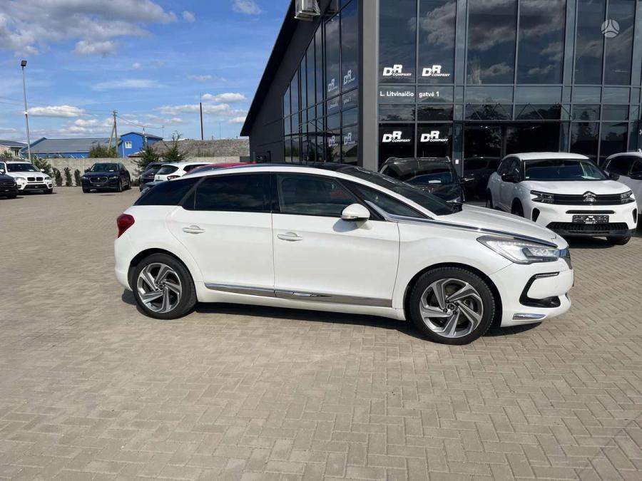 White Citroen DS5 2015 in Taurage, with an engine capacity of 2.00 L and mileage of 255 thousand km for 6300 €, photo 6 on AUTOMOTO.COM.LV