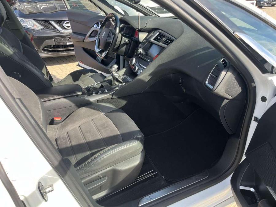 White Citroen DS5 2015 in Taurage, with an engine capacity of 2.00 L and mileage of 255 thousand km for 6300 €, photo 18 on AUTOMOTO.COM.LV