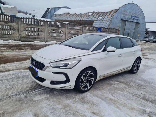 White Citroen DS5 2016 in Taurage, with an engine capacity of 2.00 L and mileage of 180 thousand km for 4500 €, photo 1 on AUTOMOTO.COM.LV