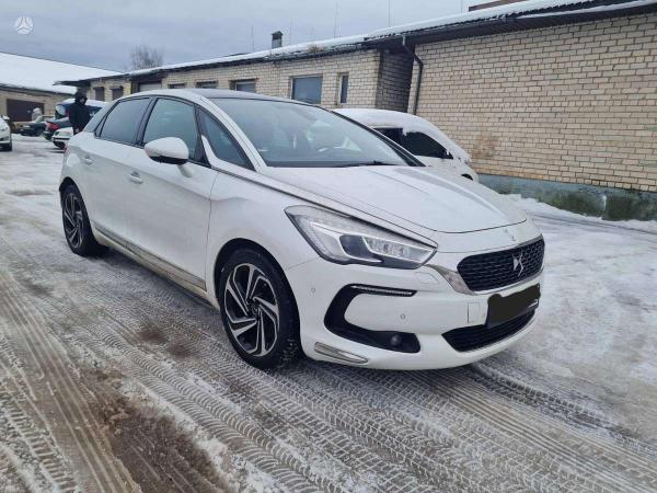 White Citroen DS5 2016 in Taurage, with an engine capacity of 2.00 L and mileage of 180 thousand km for 4500 €, photo 2 on AUTOMOTO.COM.LV