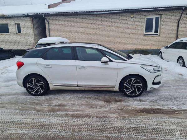 White Citroen DS5 2016 in Taurage, with an engine capacity of 2.00 L and mileage of 180 thousand km for 4500 €, photo 4 on AUTOMOTO.COM.LV