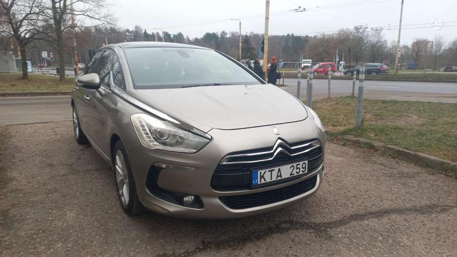 Yellow Citroen DS5 2013 in Vilnius, with an engine capacity of 1.60 L and mileage of 200 thousand km for 6850 €, photo 3 on AUTOMOTO.COM.LV