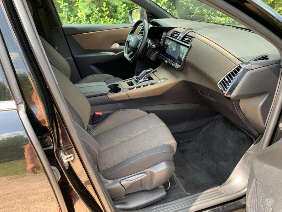 Black Citroen DS7 Crossback 2022 in Vilnius, with an engine capacity of 1.50 L and mileage of 147 thousand km for 16819 €, photo 15 on AUTOMOTO.COM.LV