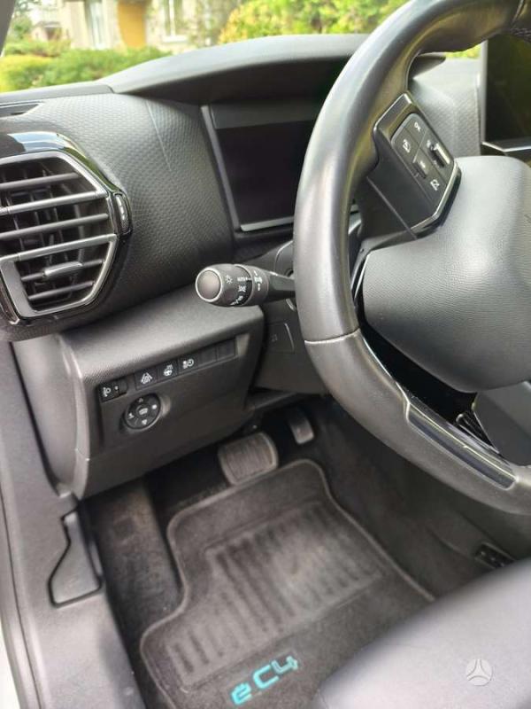 White Citroen e-C4 2022 in Anyksciai, with an engine capacity of 0.00 L and mileage of 64 thousand km for 15800 €, photo 7 on AUTOMOTO.COM.LV