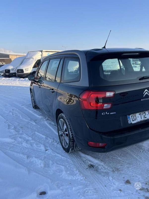 Black Citroen Grand C4 Picasso 2013 in Taurage, with an engine capacity of 2.00 L and mileage of 296 thousand km for 4950 €, photo 2 on AUTOMOTO.COM.LV