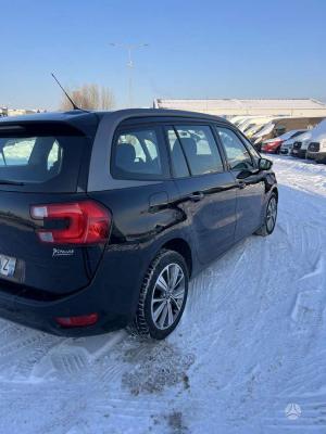 Black Citroen Grand C4 Picasso 2013 in Taurage, with an engine capacity of 2.00 L and mileage of 296 thousand km for 4950 €, photo 4 on AUTOMOTO.COM.LV