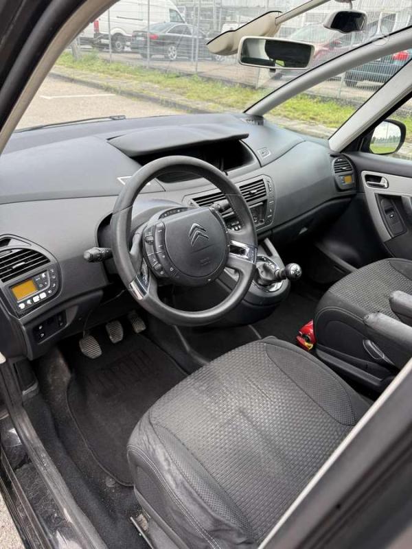 Melns Citroen Grand C4 Picasso 2013 Viļņa, ar dzinēja tilpumu 1.56 L un nobraukumu 260 tūkst. km par 3500 €, foto 7 vietnē AUTOMOTO.COM.LV