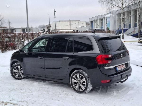 Melns Citroen Grand C4 Picasso 2014 Viļņa, ar dzinēja tilpumu 2.00 L un nobraukumu 285 tūkst. km par 6200 €, foto 8 vietnē AUTOMOTO.COM.LV