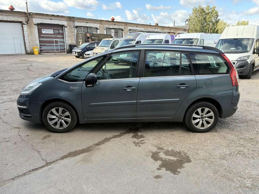 Blue Citroen Grand C4 Picasso 2011 in Siauliai, with an engine capacity of 1.56 L and mileage of 235 thousand km for 2350 €, photo 3 on AUTOMOTO.COM.LV