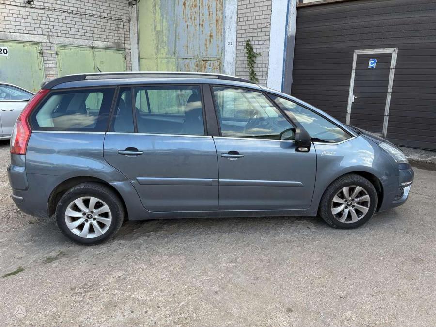 Blue Citroen Grand C4 Picasso 2011 in Siauliai, with an engine capacity of 1.56 L and mileage of 235 thousand km for 2350 €, photo 7 on AUTOMOTO.COM.LV