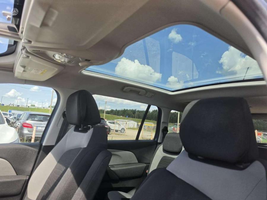 Blue Citroen Grand C4 Picasso 2016 in Vilnius, with an engine capacity of 1.56 L and mileage of 260 thousand km for 6800 €, photo 7 on AUTOMOTO.COM.LV
