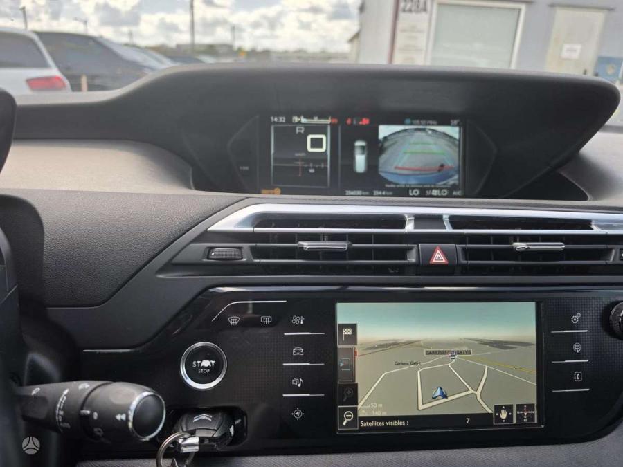 Blue Citroen Grand C4 Picasso 2016 in Vilnius, with an engine capacity of 1.56 L and mileage of 260 thousand km for 6800 €, photo 8 on AUTOMOTO.COM.LV
