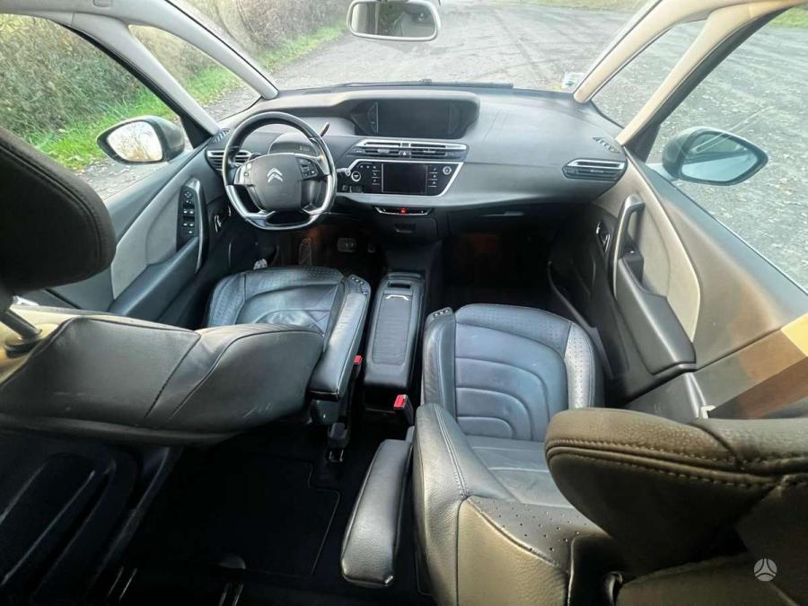 Grey Citroen Grand C4 Picasso 2018 in Taurage, with an engine capacity of 1.56 L and mileage of 270 thousand km for 8200 €, photo 3 on AUTOMOTO.COM.LV