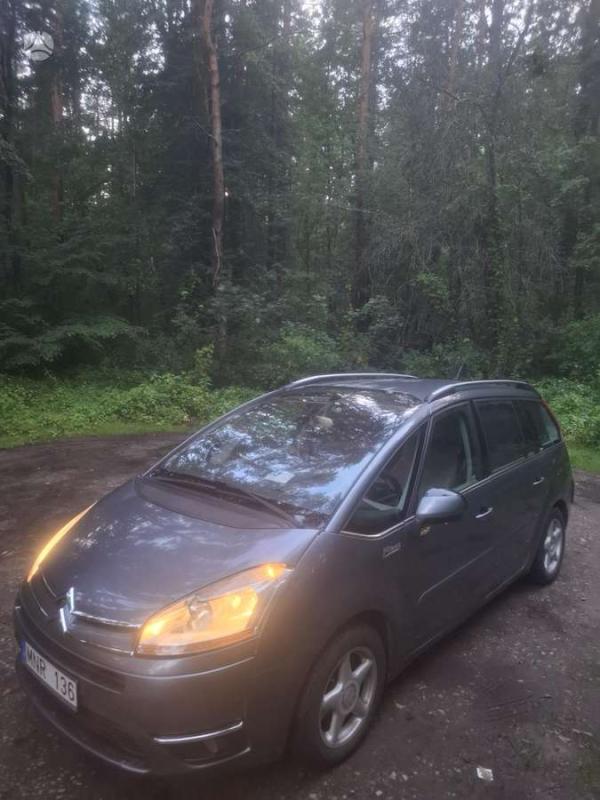 Grey Citroen Grand C4 Picasso 2008 in Kaunas, with an engine capacity of 2.00 L and mileage of 330 thousand km for 1250 €, photo 2 on AUTOMOTO.COM.LV