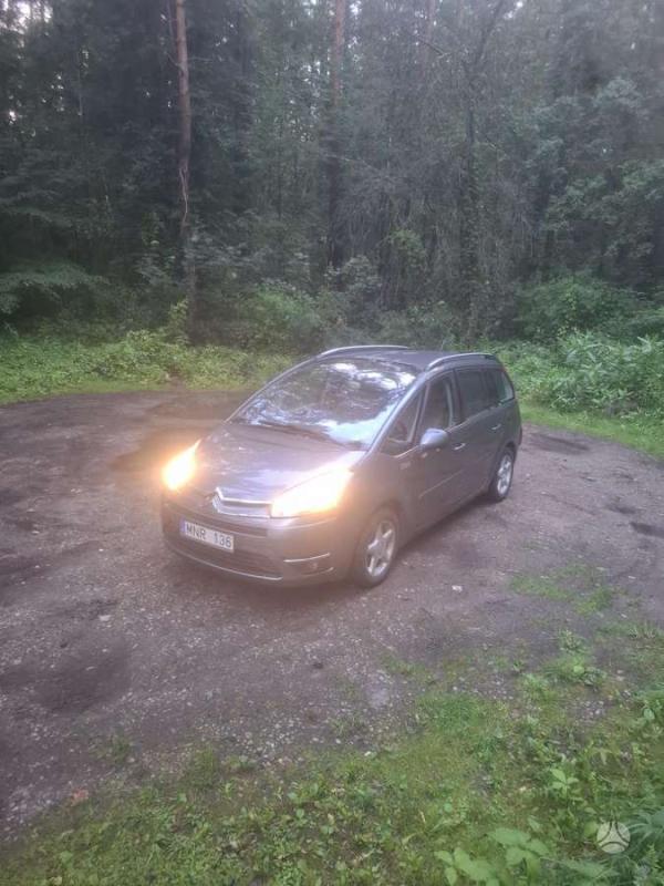 Grey Citroen Grand C4 Picasso 2008 in Kaunas, with an engine capacity of 2.00 L and mileage of 330 thousand km for 1250 €, photo 3 on AUTOMOTO.COM.LV