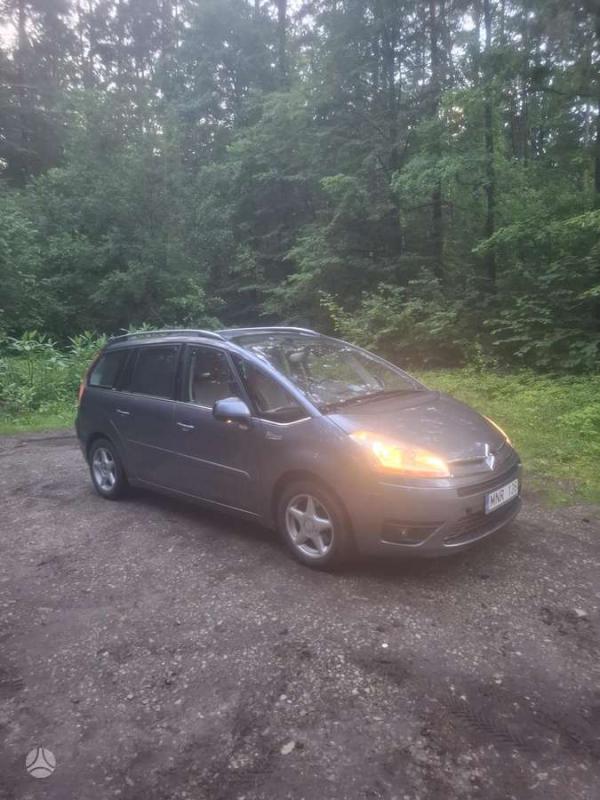 Grey Citroen Grand C4 Picasso 2008 in Kaunas, with an engine capacity of 2.00 L and mileage of 330 thousand km for 1250 €, photo 5 on AUTOMOTO.COM.LV