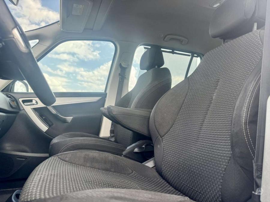 Pelēks Citroen Grand C4 Picasso 2008 Panevēža, ar dzinēja tilpumu 1.56 L un nobraukumu 267 tūkst. km par 1699 €, foto 14 vietnē AUTOMOTO.COM.LV