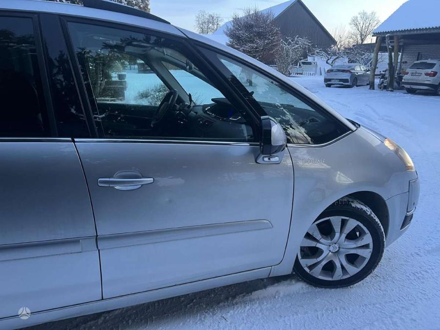 Grey Citroen Grand C4 Picasso 2009 in Taurage, with an engine capacity of 2.00 L and mileage of 267 thousand km for 2600 €, photo 8 on AUTOMOTO.COM.LV
