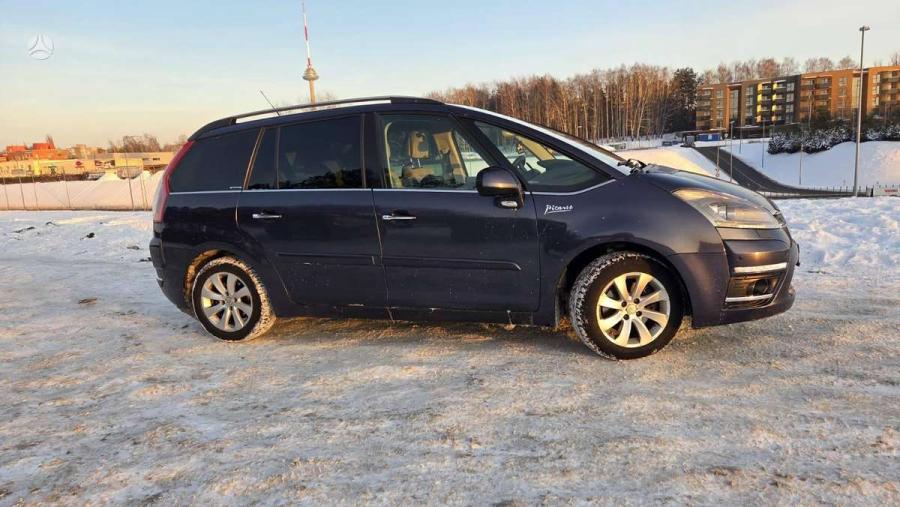 Pelēks Citroen Grand C4 Picasso 2011 Viļņa, ar dzinēja tilpumu 2.00 L un nobraukumu 334 tūkst. km par 1500 €, foto 1 vietnē AUTOMOTO.COM.LV