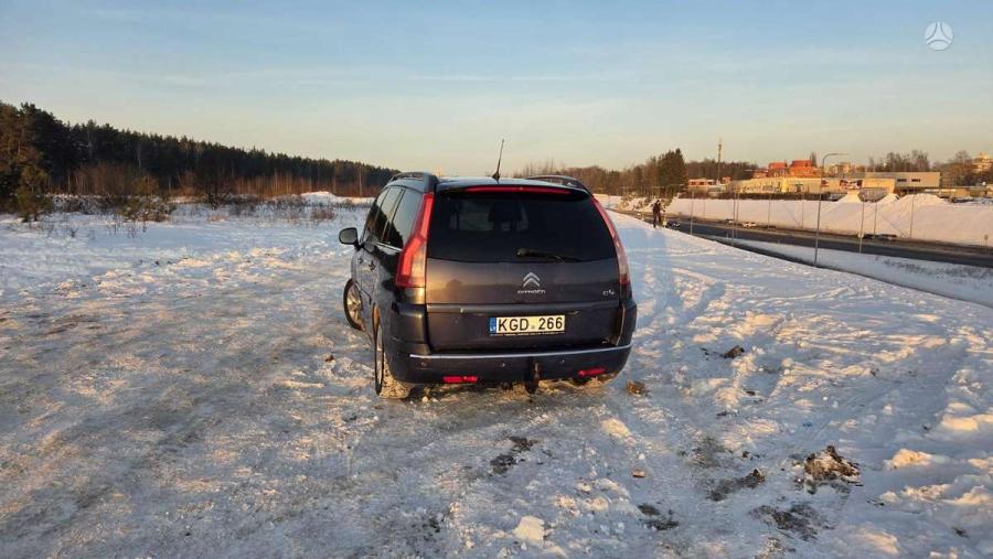 Pelēks Citroen Grand C4 Picasso 2011 Viļņa, ar dzinēja tilpumu 2.00 L un nobraukumu 334 tūkst. km par 1500 €, foto 5 vietnē AUTOMOTO.COM.LV