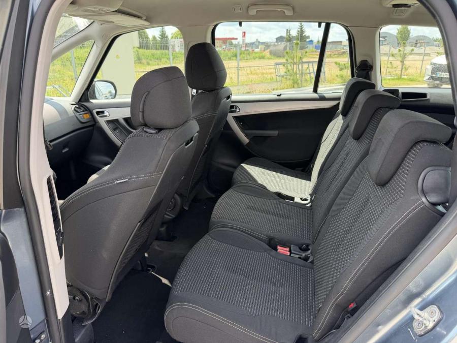 Pelēks Citroen Grand C4 Picasso 2011 Tauragė, ar dzinēja tilpumu 1.60 L un nobraukumu 19 tūkst. km par 2400 €, foto 10 vietnē AUTOMOTO.COM.LV