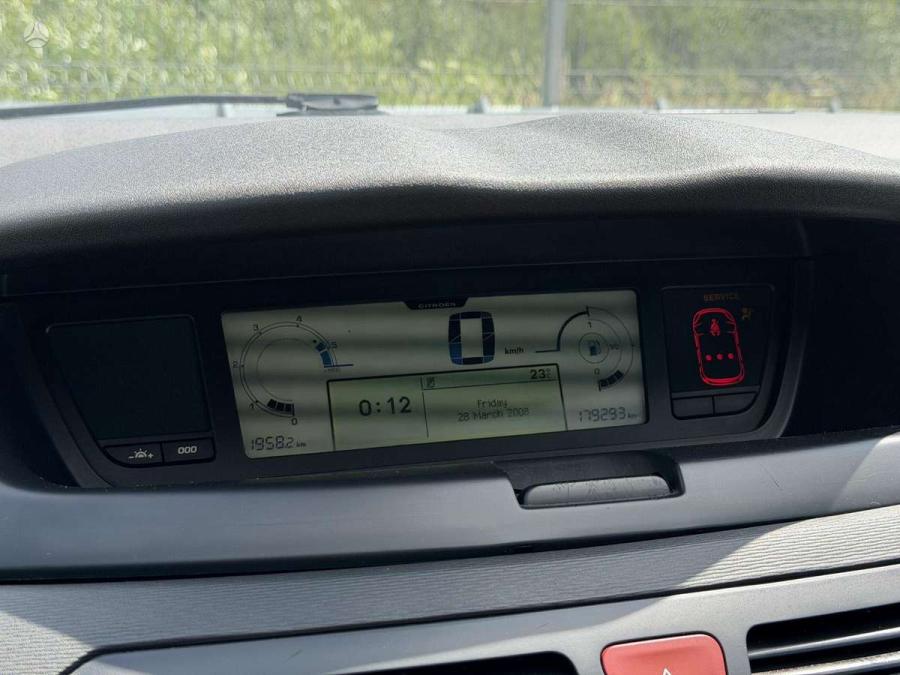 Pelēks Citroen Grand C4 Picasso 2011 Tauragė, ar dzinēja tilpumu 1.60 L un nobraukumu 19 tūkst. km par 2400 €, foto 16 vietnē AUTOMOTO.COM.LV