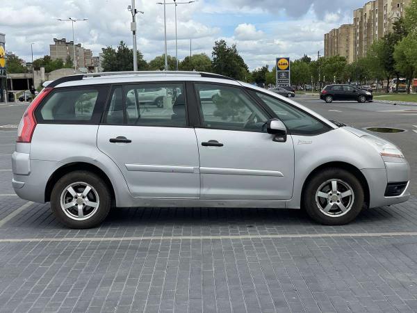 Grey Citroen Grand C4 Picasso 2011 in Kaunas, with an engine capacity of 1.60 L and mileage of 330 thousand km for 1200 €, photo 4 on AUTOMOTO.COM.LV